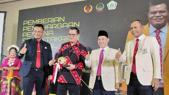 Rektor UNM Prof Husain Syam Terima Penghargaan Pembina Olahraga dari ...