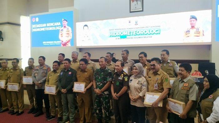 BNPB Salurkan Bantuan Penanggulangan Bencana, Pemprov Sulsel Dapat 500 Juta - Tribun-timur.com