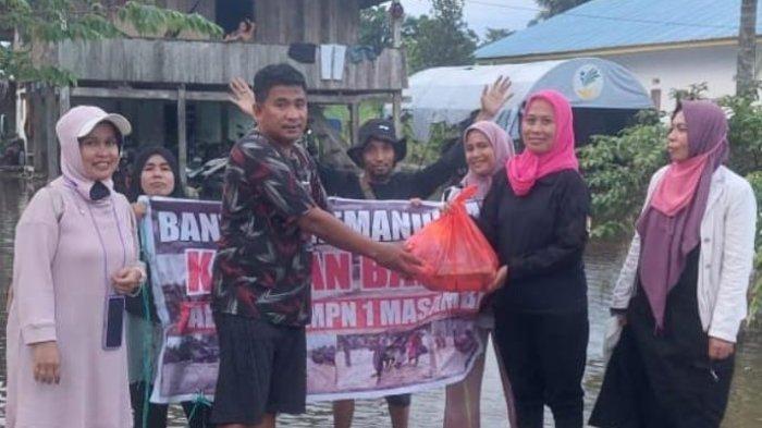 Alumni SMP 1 Masamba Bantu Korban Banjir Lembang-lembang Lutra Sulsel ...