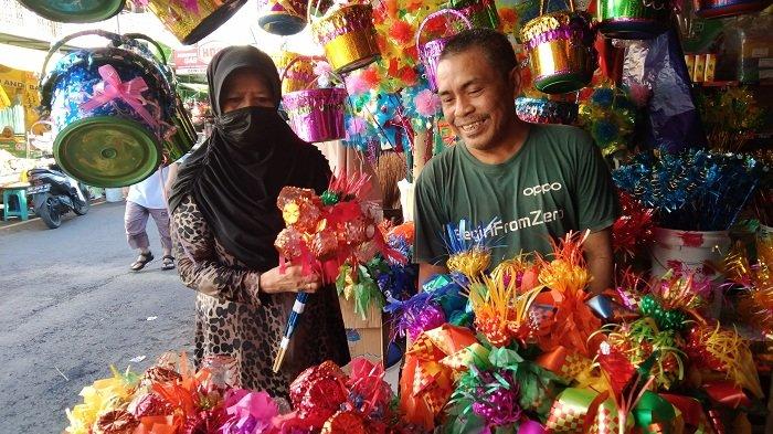 Jelang Perayaan Maulid, Pasar Terong Makassar Dipenuhi Hiasan Telur ...