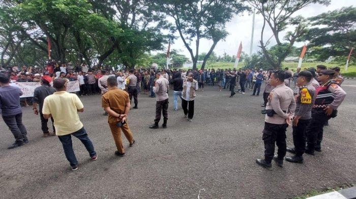 80 Polisi Kawal Demo Aliansi Nelayan Sinjai di Gedung DPRD Sinjai - Tribun-timur.com