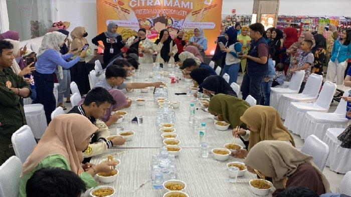 100 Peserta Lomba Makan Mie Terbanyak di Citra Cosmetic & Swalayan ...