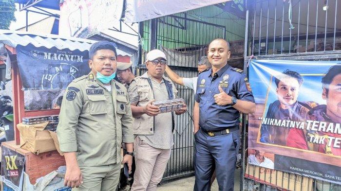 Razia 3 Titik, Petugas Satpol PP dan Bea Cukai Sita Puluhan Slop Rokok Ilegal di Bone - Tribun ...