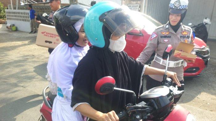 Baru 4 Hari, Sudah 30 Pengendara Tak Pakai Helm Terjaring Operasi Zebra di Luwu, Dapat Helm ...