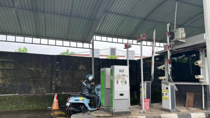 Mulai April Pengendara Roda 2 Bayar Parkir di Bandara Sultan Hasanuddin Pakai E-Money, Intip ...