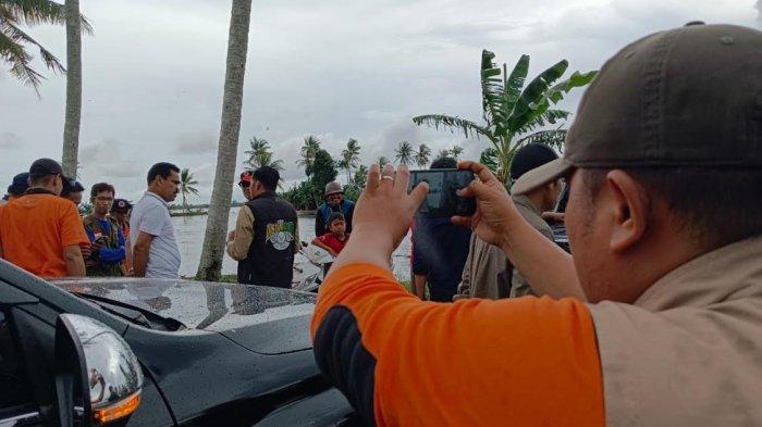 Pj Bupati Ahmadi Akil Keliling Tinjau Wilayah Terdampak Banjir dan Longsor di Pinrang Sulsel ...