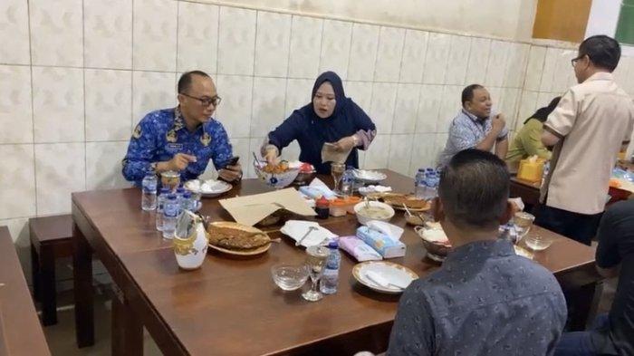 Cicipi Ikan Bakar Segar di TPI Lappa, Pj Gubernur Sulsel Puji Kuliner Laut Sinjai - Tribun-timur.com