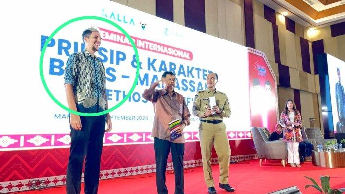 Sosok Douglas Laskowske/A Makkuraga,WNA Lahir di Makassar Beri Kamus ...