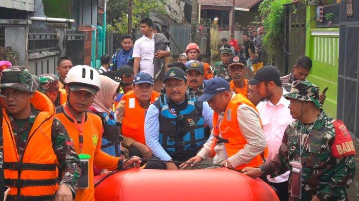 Mensos, Pj Gubernur Sulsel, Kepala BPBD Naik Perahu, Anggota TNI Basah ...