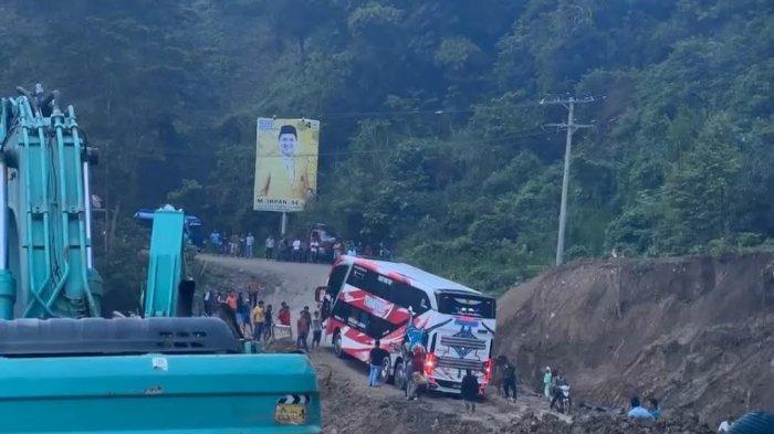 Jalan Trans Sulawesi Enrekang Macet Total Gegara Longsor, Ratusan Kendaraan Terjebak - Tribun ...