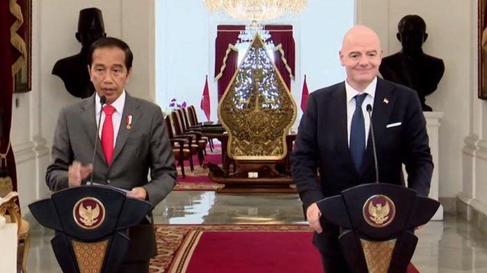 Liat Jokowi Main Bola di Papua, Presiden FIFA: Sepak Bola Menyatukan ...
