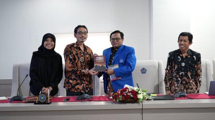 Prof Andi Sukri Hadiahkan Buku Pappaseng ri Elompugi ke Kepala Balai Bahasa Sulsel Toha - Tribun ...