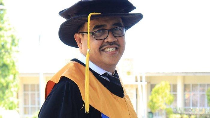 15 Tahun Teliti Kawasan Karst Maros Pangkep, Muhammad Arsyad Dikukuhkan Sebagai Guru Besar UNM ...