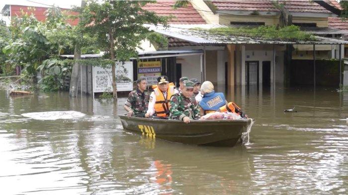 Pj Gubernur Prof Fadjry Naik Perahu Cek Banjir di Blok 8 Antang, 1.098 ...