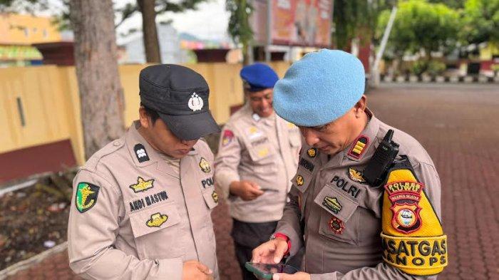 Pastikan Tak Ada Aplikasi Judol, Propam Polres Luwu Sidak HP Personel - Tribun-timur.com