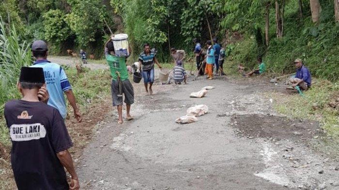 10 Tahun Rusak, Warga Desa Baru Sinjai Sulsel Swadaya Perbaiki Jalan ...