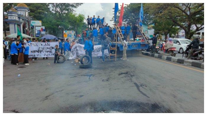 Macet di Jl Sultan Alauddin Makassar Kian Parah, Mahasiswa Unismuh Palang Kontainer - Tribun ...