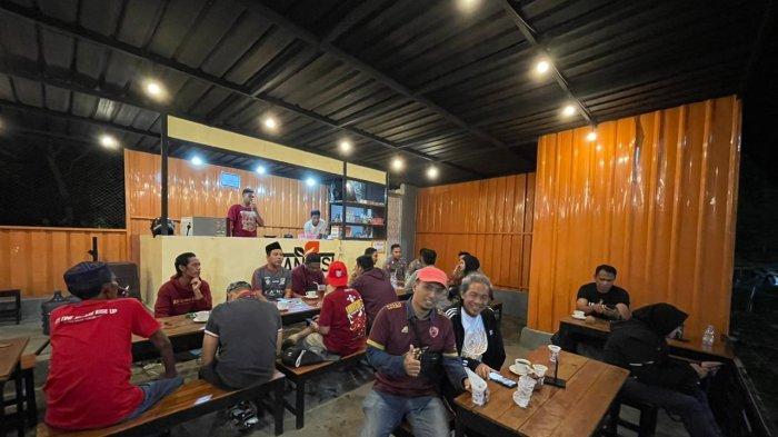 Suporter PSM Makassar-Madura United Semangati Eks Pemain Timnas U-20 ...