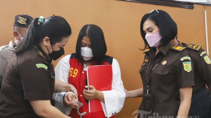 Penampakan Terdakwa Putri Candrawathi Pakai Rompi Tahanan Nomor 69 ...