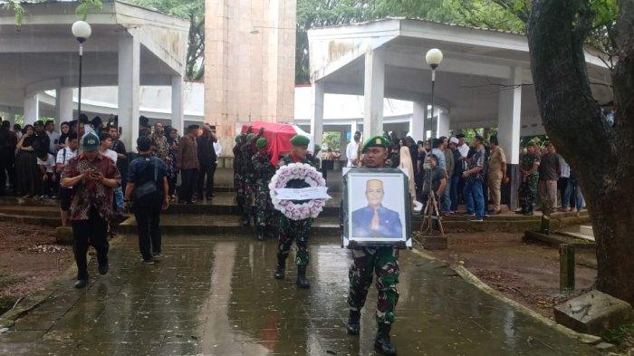 Rapsel Ali Dimakamkan Secara Militer di TMP Panaikang Makassar, Andi ...