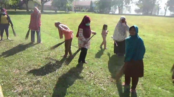 Jelang Lebaran, Warga Desa Bontoloe Takalar Gotong Royong Bersihkan ...