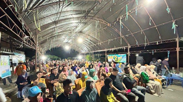 Tak Kebagian Kursi, Warga Jampu Bawa Kursi dari Rumahnya Hadiri ...