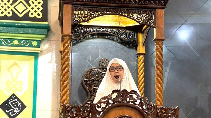 Mantan Rektor UIM Prof Majdah Jadi Penceramah Tarawih Masjid Al-Markaz ...