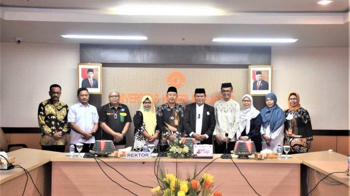 Rektor UNM Prof Dr Ir Husain Syam Lepas Calon Jamaah Haji UNM - Tribun ...