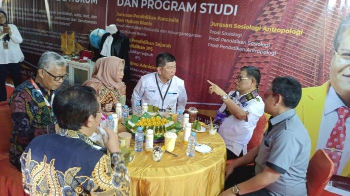 Hari Pertama Pameran Pendidikan UNM, Rektor Prof Husain Syam kKnjungi ...