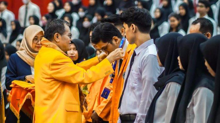 Rektor UNM Prof Husain Syam Sambut 930 Mahasiswa Baru Program PPG ...