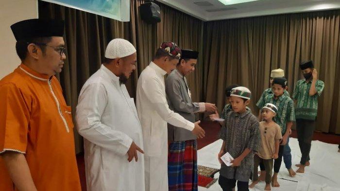 Subuh-subuh, Rudianto Lallo Sahur Bareng dan Santuni Anak Yatim - Tribun-timur.com