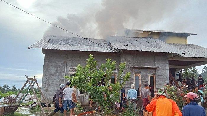 BREAKING NEWS: Rumah Kepala Dusun Balakia Sinjai Barat Terbakar - Tribun-timur.com