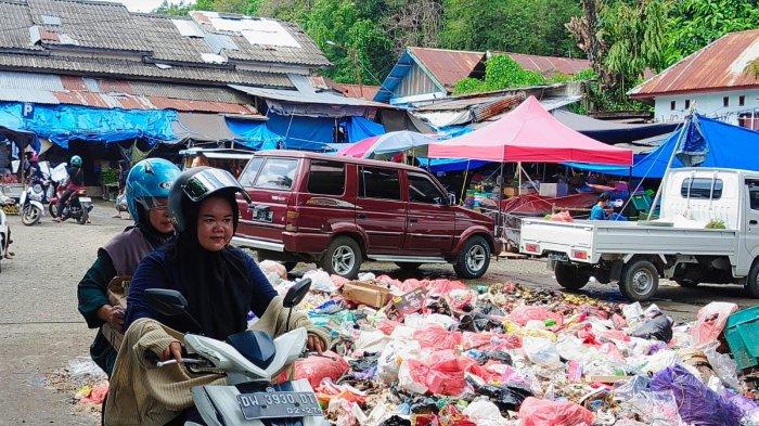 Tumpukan Sampah Busuk Sambut Pengunjung Pasar Sentral Sinjai - Tribun-timur.com