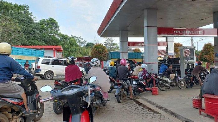 Antrean Kendaraan di SPBU Ussu Luwu Timur, Ada yang Belum Tahu Harga BBM Naik - Halaman all ...