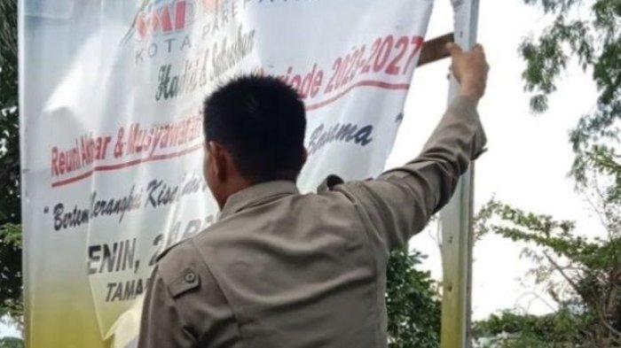Satpol PP Parepare Tertibkan Puluhan Baliho Kadaluwarsa dan Tidak Berizin - Tribun-timur.com
