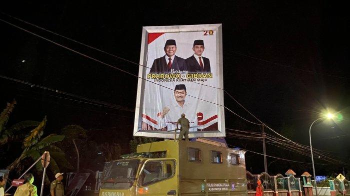 Satpol PP Pakai Mobil dan Bambu Tertibkan Baliho Raksasa Capres di ... Satpol PP Pakai Mobil dan Bambu Tertibkan Baliho Raksasa Capres di ...