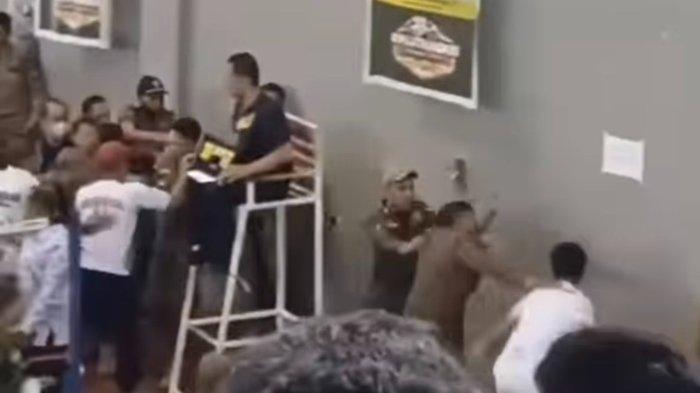 Ricuh Pertandingan Bulutangkis Kronologi Satpol Pp Sulsel Berkelahi Di Kantor Gubernur Tribun