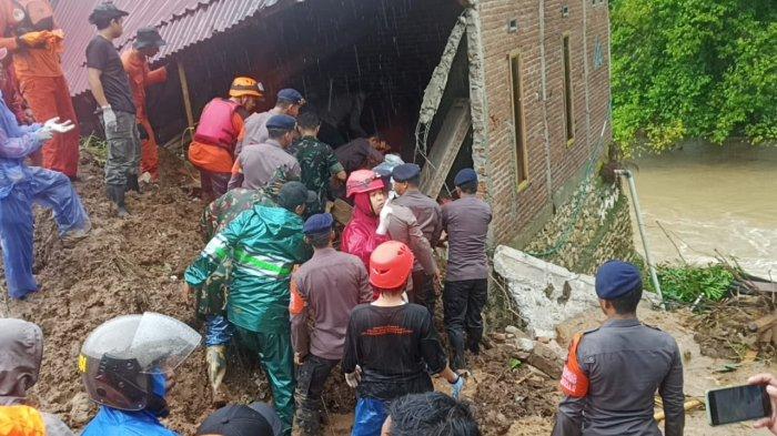 Korban Longsor Cenrana yang Ditemukan di Bawah Reruntuhan Rumah Berhasil Diidentifikasi - Tribun ...