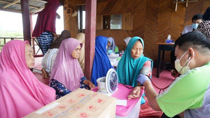 200 Warga Bulu Cindea Dapat Pengobatan Gratis dari PT Semen Tonasa ...