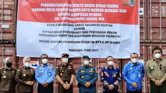 Foto: Serah Terima Barang Milik Negara 407 Meter Kubik Kayu Merbau - Tribun-timur.com