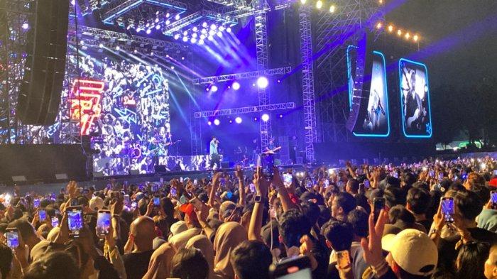 Pecah! 2 Jam Sheila On 7 Hipnotis 20 Ribu Penonton Konser Tunggu Aku di ...