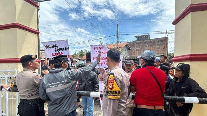 Sidang Kedua, Massa Demo di PN Pinrang Minta Tiga Terdakwa Penyegelan ...