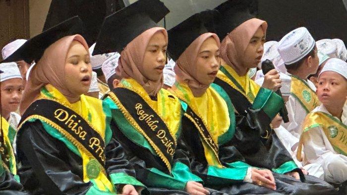 SDIT Maarif Gelar Wisuda Takhriju Tholaba, Tangis Haru Pecah Saat Wisudawan Beri Mahkota ke ...