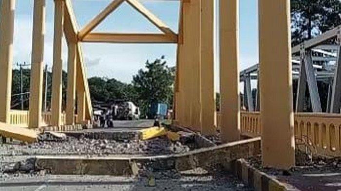 Struktur Beton Bagian Atas Jembatan Bojo Runtuh Tutupi Jalan Poros ...