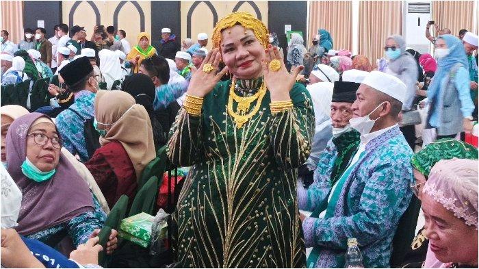 Dampak Buruk Hajah Daeng Kanang Pakai Emas Harga Rp216 Juta saat Pulang ...