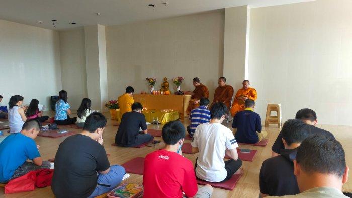 Umat Buddha Peringati Asadha 2567 TB./2023 M dengan Khidmat di Klenteng Kwan Kong - Tribun-timur.com