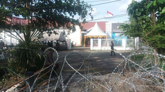Pilkada Gowa 2024 Memanas! Polisi Pasang Kawat Berduri dan Siagakan 150 ...