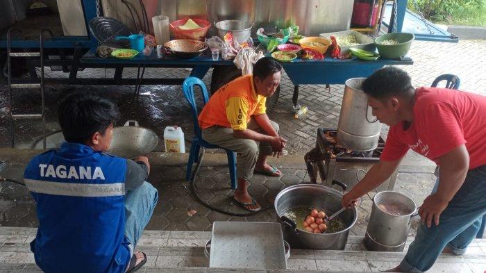Dapur Umum Posko Siaga Bencana Barru Salurkan 700-1000 Porsi untuk ...