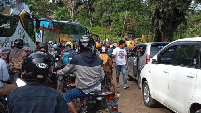 2 Jalan Trans Sulawesi Macet 12 Jam - Tribun-timur.com