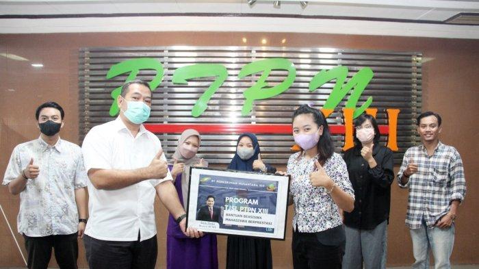 Melalui PTPN XIII, Holding Perkebunan Serahkan Beasiswa Kepada ...